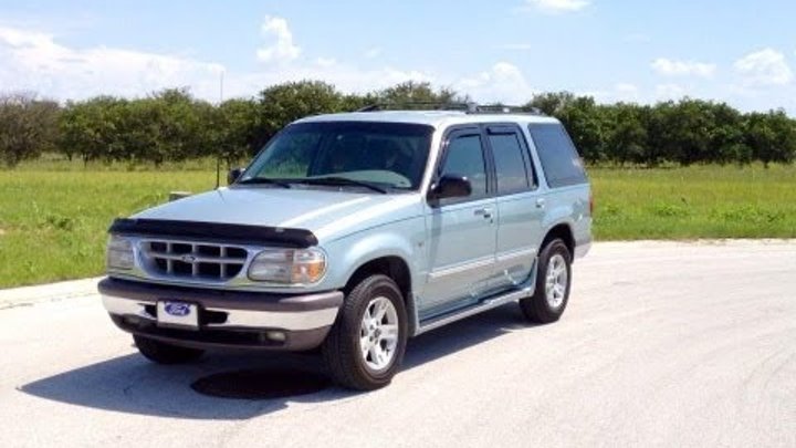 1996 Ford Explorer XLT 5.0L V8 2WD Start Up, Full Tour, Exhaust View ...