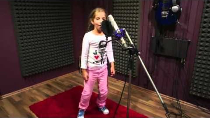 Talented little girl sings on drum and bass music