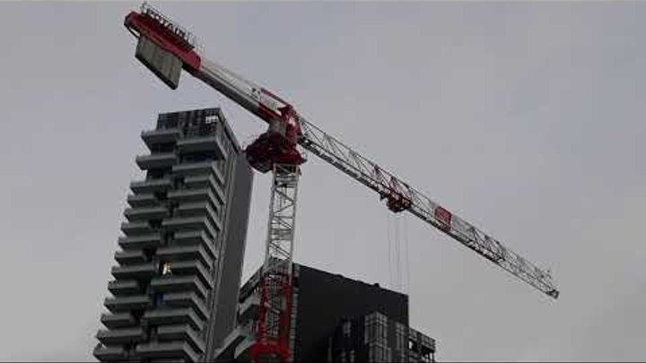 MILANO cantiere UNIPOL tower) GRU POTAIN MDT 319 in azione con il tiro ...